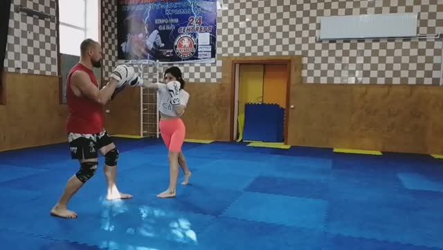 Боец в розовых шортах. Мария. Два месяца тренировок.