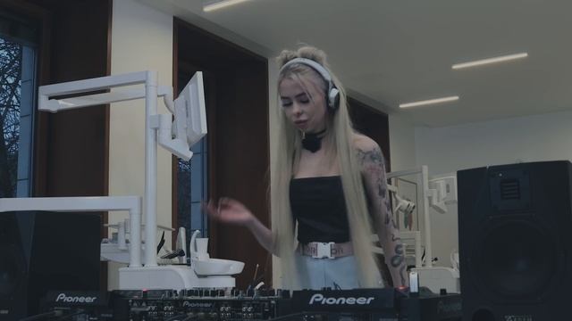 Bella Kri - LDüsseldorf, Germany Live Dj Mix