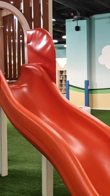 Полина скатилась с горки