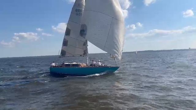 И в море бывает тесновато