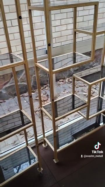 Этажерки из металла I Металлические сталлежи для банкетного зала I Стеллажи из стекла