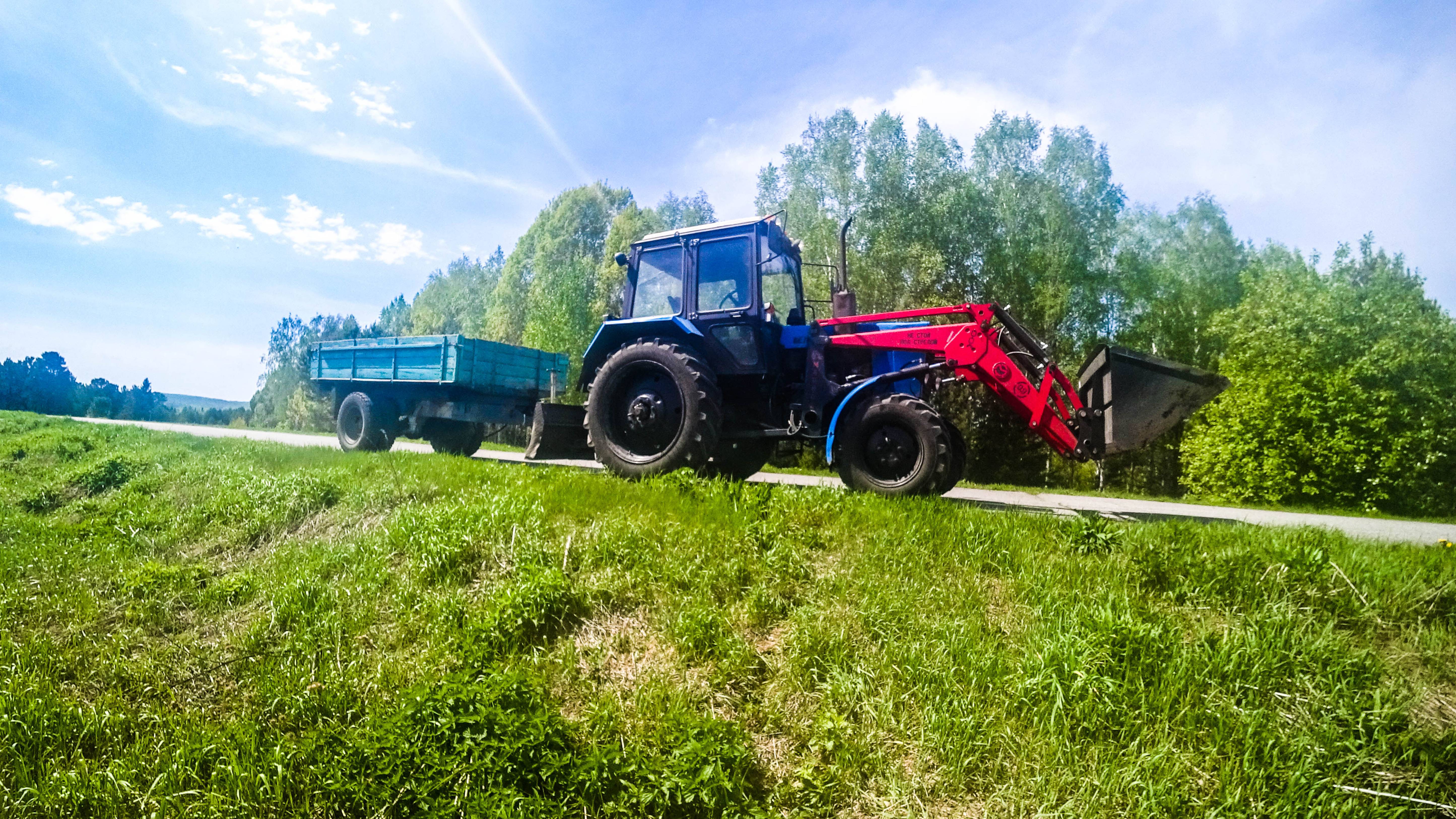 Работаю на мтз-82.1 с ПКУ-09 и телегой. Вожу землю и щебень.