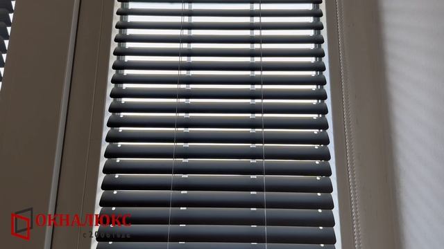 Кассетные горизонтальные жалюзи установленные на узкое окно шириной 255мм. ОКНАЛЮКС Севастополь