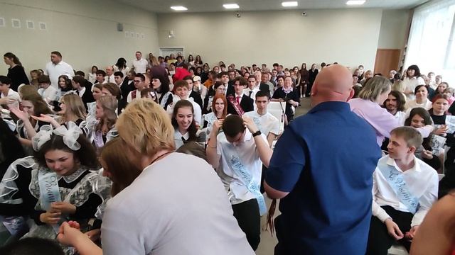 Вручение оберегов выпускникам