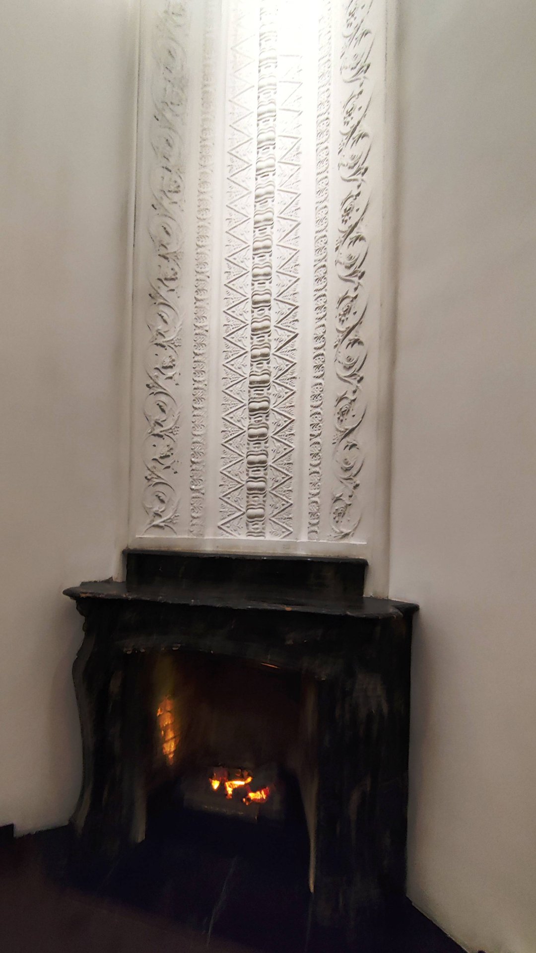 2025.05.23 Москва. Новый Театр. Камин в фойе с пианино 1904 года.