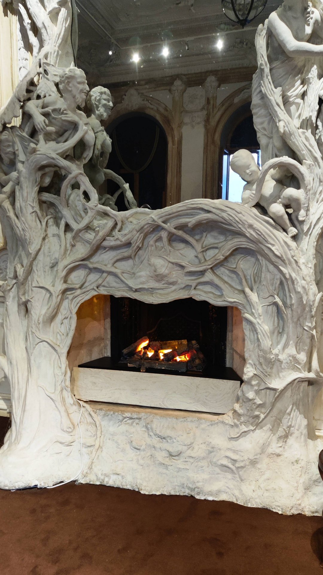 2025.05.23 Москва. Новый Театр. Камин с зеркалом в фойе