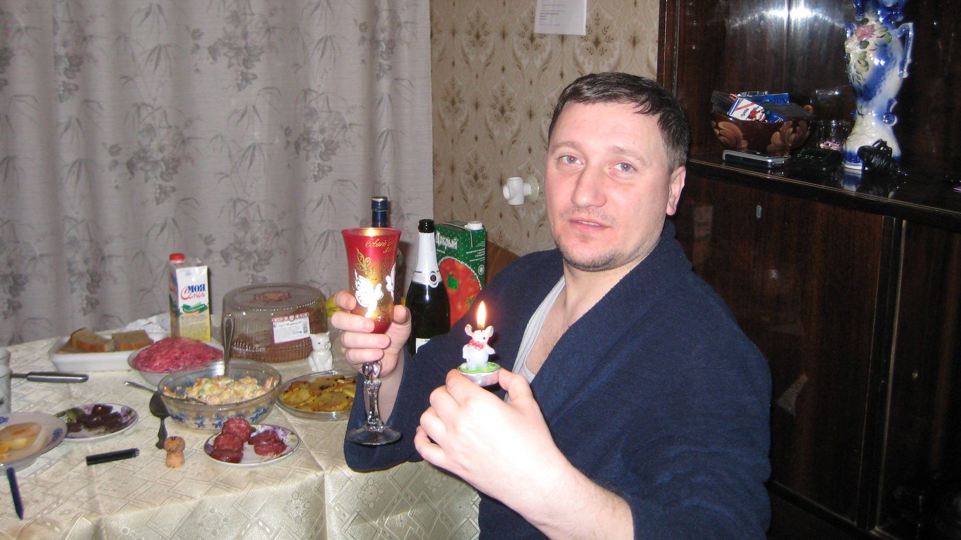 Пьяный Шеллинберг поёт песню.