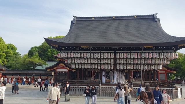 Гайд:Icecreсam Video Editor: Эффект перехода "Ножницы" в коллаже с храмами в Киото.