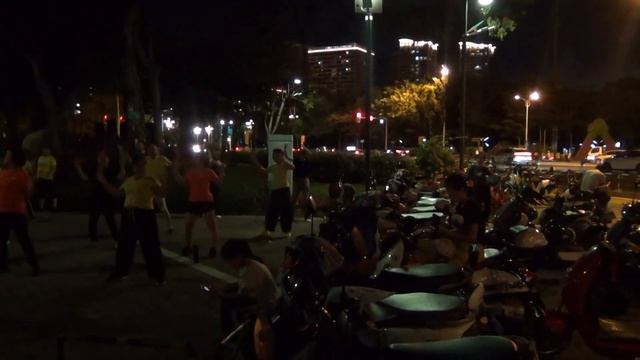 Танец китайцев на улице (Санья, Хайнань, Китай)