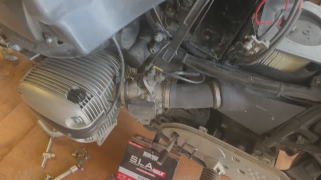 Замена масла и аккумулятора мотоцикла BMW R1100RT