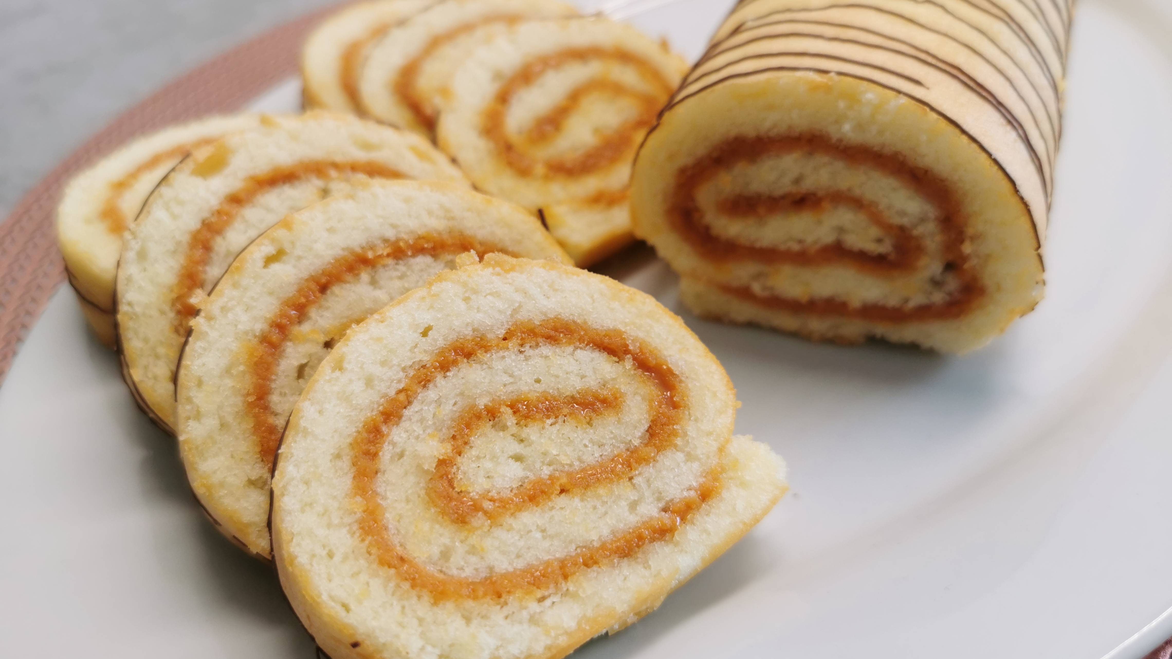 Бисквитный рулет к чаю, с прослойкой варёной сгущёнки , нежный и очень вкусный рулет.