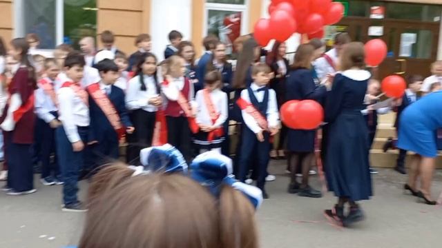 Церемония награждения отличников на торжественной линейке 24 мая 2025