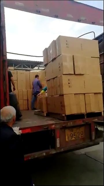 Погрузка товара на складе в Китае