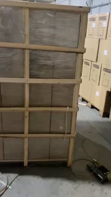 Обрешётка груза перед отправкой в Россию