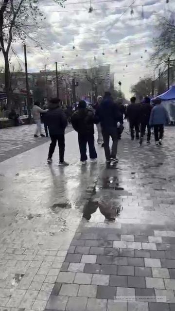 Молодежь Алматы не сидит дома даже в дождливую погоду.АЛМА-АТА.КАЗАХСТАН