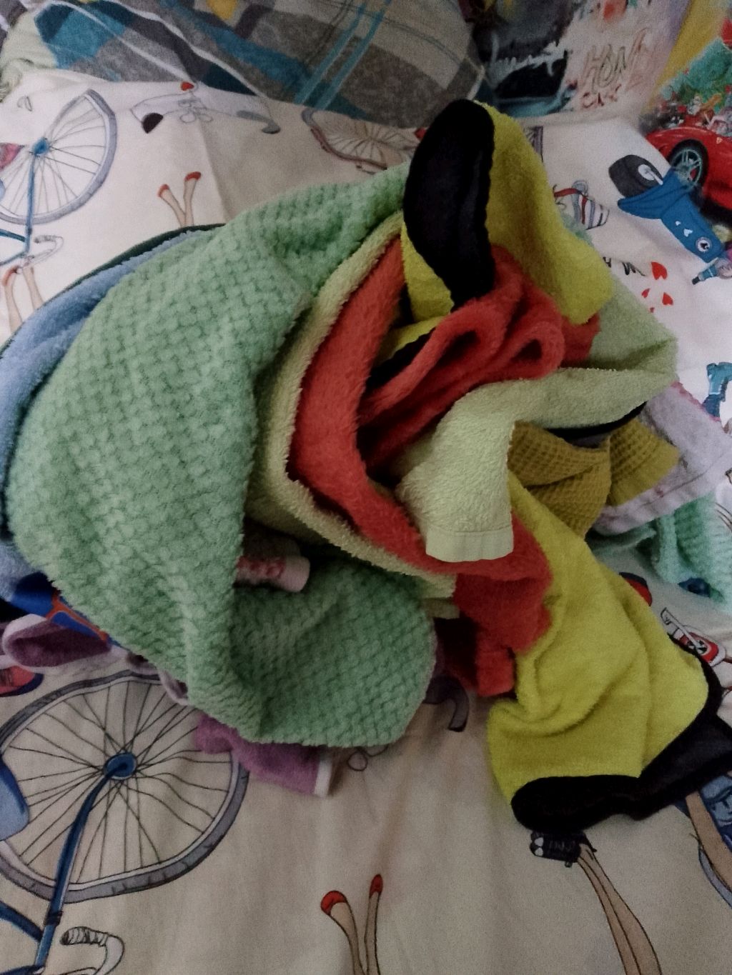 Складываю полотенца, их очень много😨