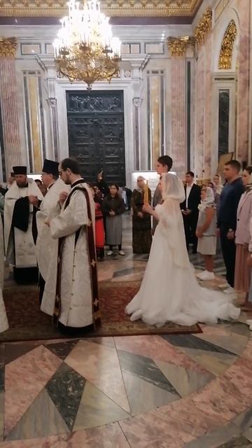 На венчание попала. Исаакиевский собор. Мы в туре по Питеру. Здорово.