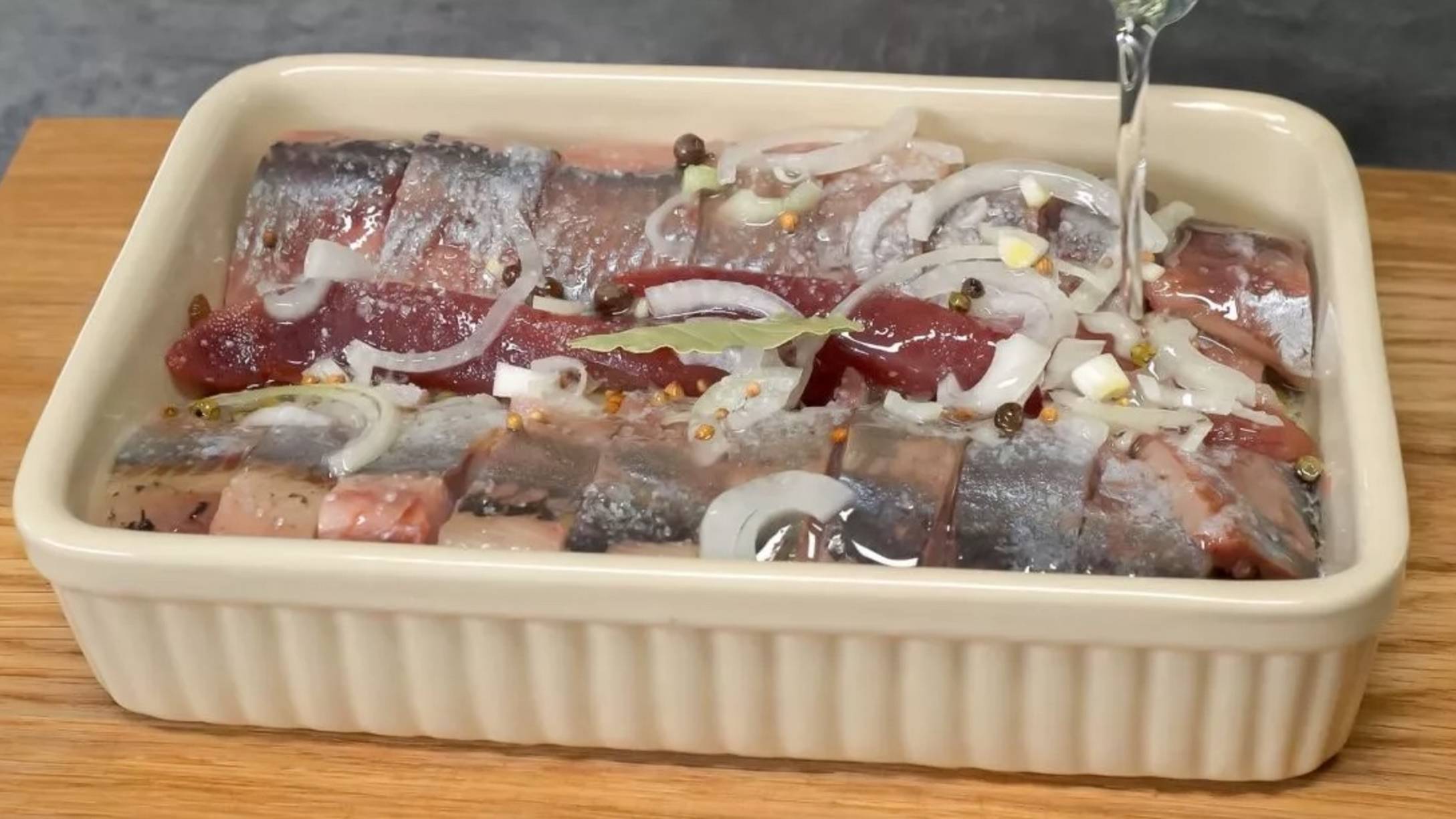 СЛАБОСОЛЕНАЯ СЕЛЕДКА - популярная закуска для настоящих гурманов. Рецепт от Всегда Вкусно!