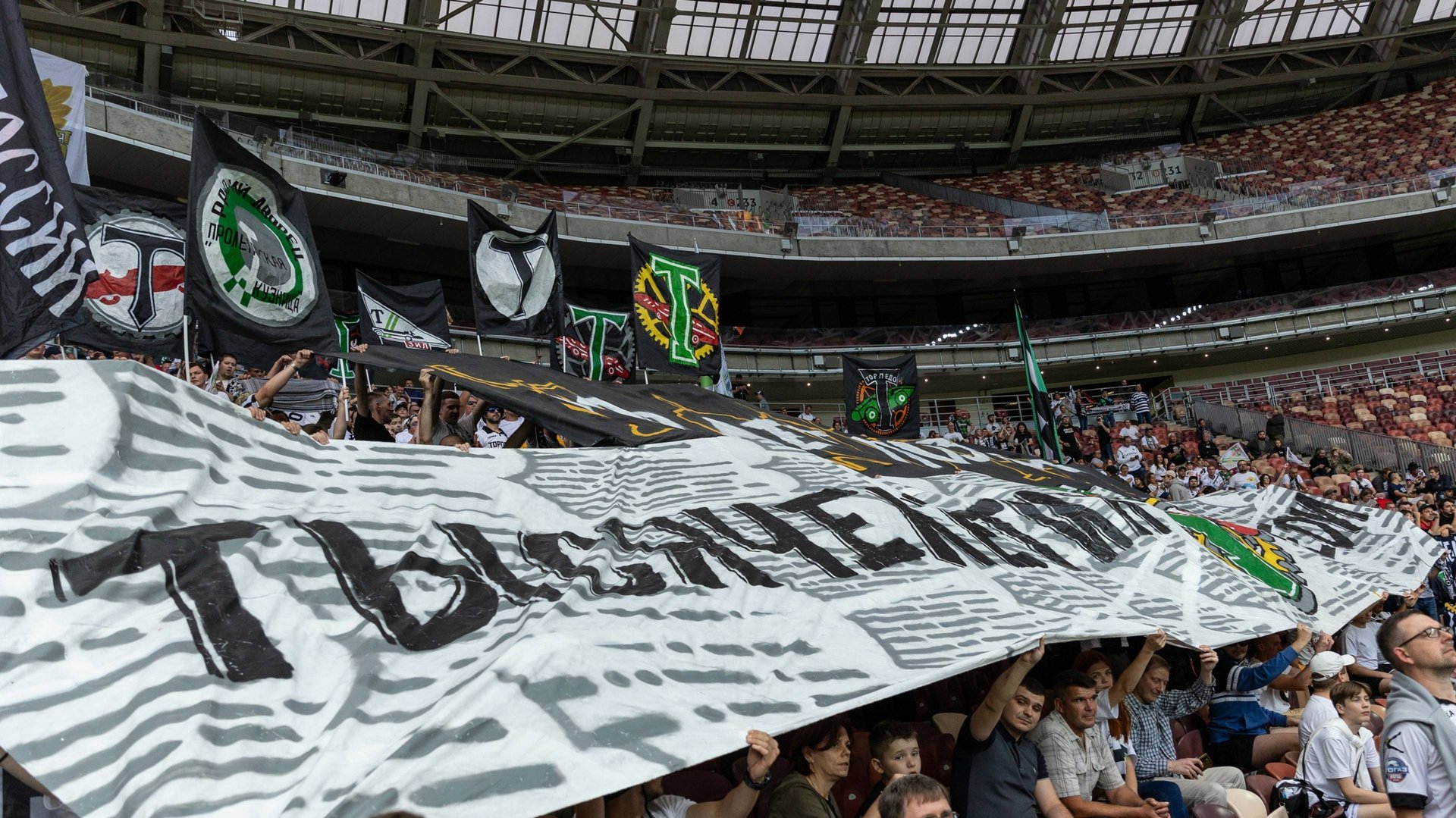 Болельщики футбольного клуба Торпедо на матче с КАМАЗом. Фанатская трибуна