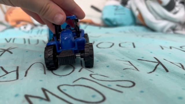 синий трактор задом наперёд по полям