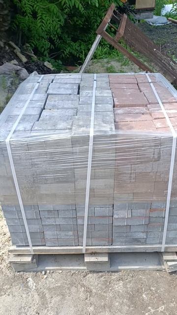 На конец то приехала тротуарная плита для дорожек .
