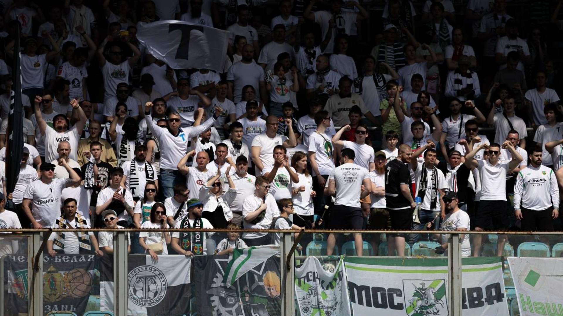 Возращение Торпедо в РПЛ. Футболисты и Фанатская трибуна после игры с КАМАЗОМ.