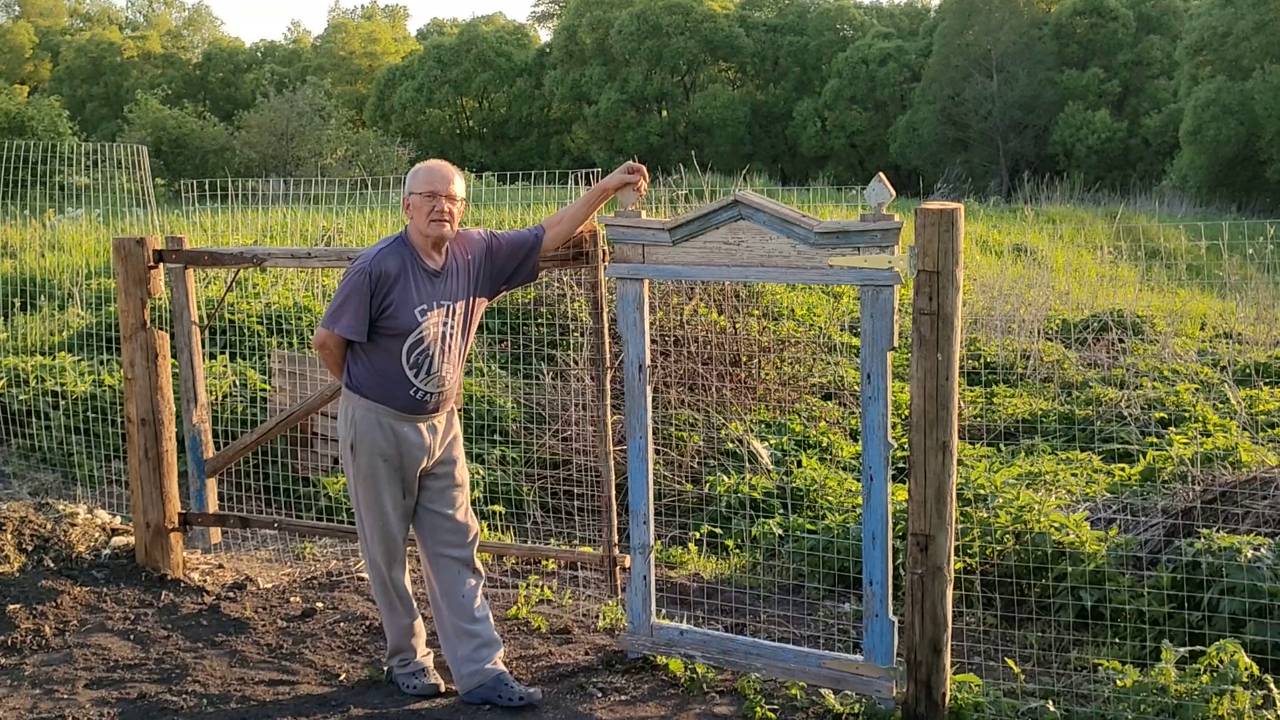 Деревенский садово-огородный дизайн из мусора. Бревна из бани будут подпорной стеной. Май 2025