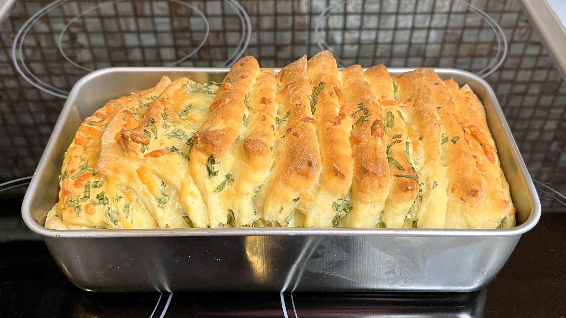 Сырный хлеб с чесноком в форме. Ароматный и вкусный.