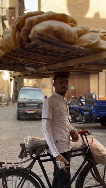 Продавец хлеба в Каире, Египет.