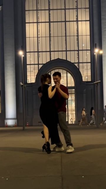 Вечернее танго на улице