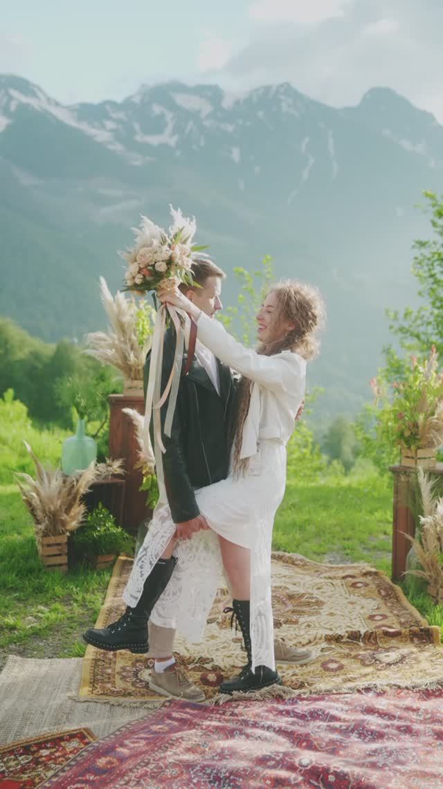 🌄 Вы — как аккорд без шума. Просто звучите #поздравлениенасвадьбу  #свадебнаяпесня