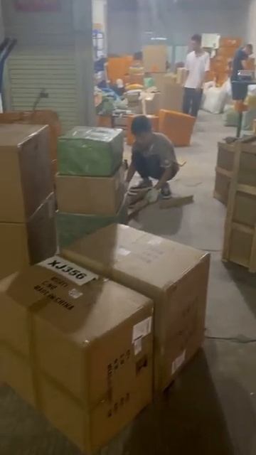 Упаковка грузов на нашем складе в Шэнчьжэне