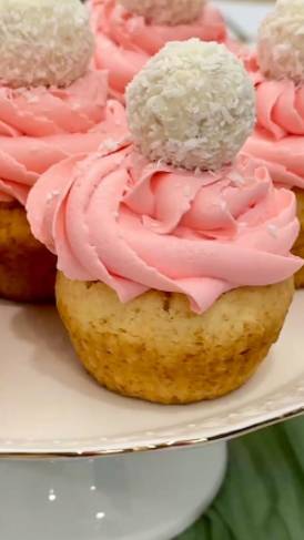 Кокосовые маффины «Шапочка Снегурочки»