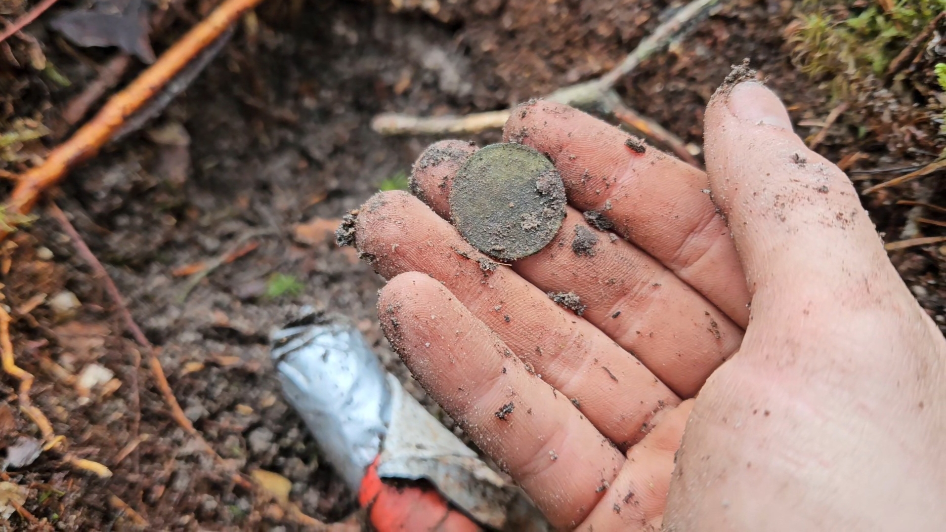 На месте боёв откопал 25 копеек 1940-х годов — в одной яме было две монеты! #Shorts