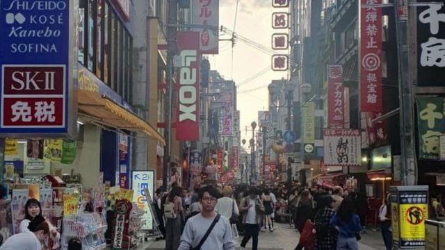 Гайд:Icecreсam Video Editor: Переход " Кросс-Зум"  в коллаже пробуждающегося Дотонбори.