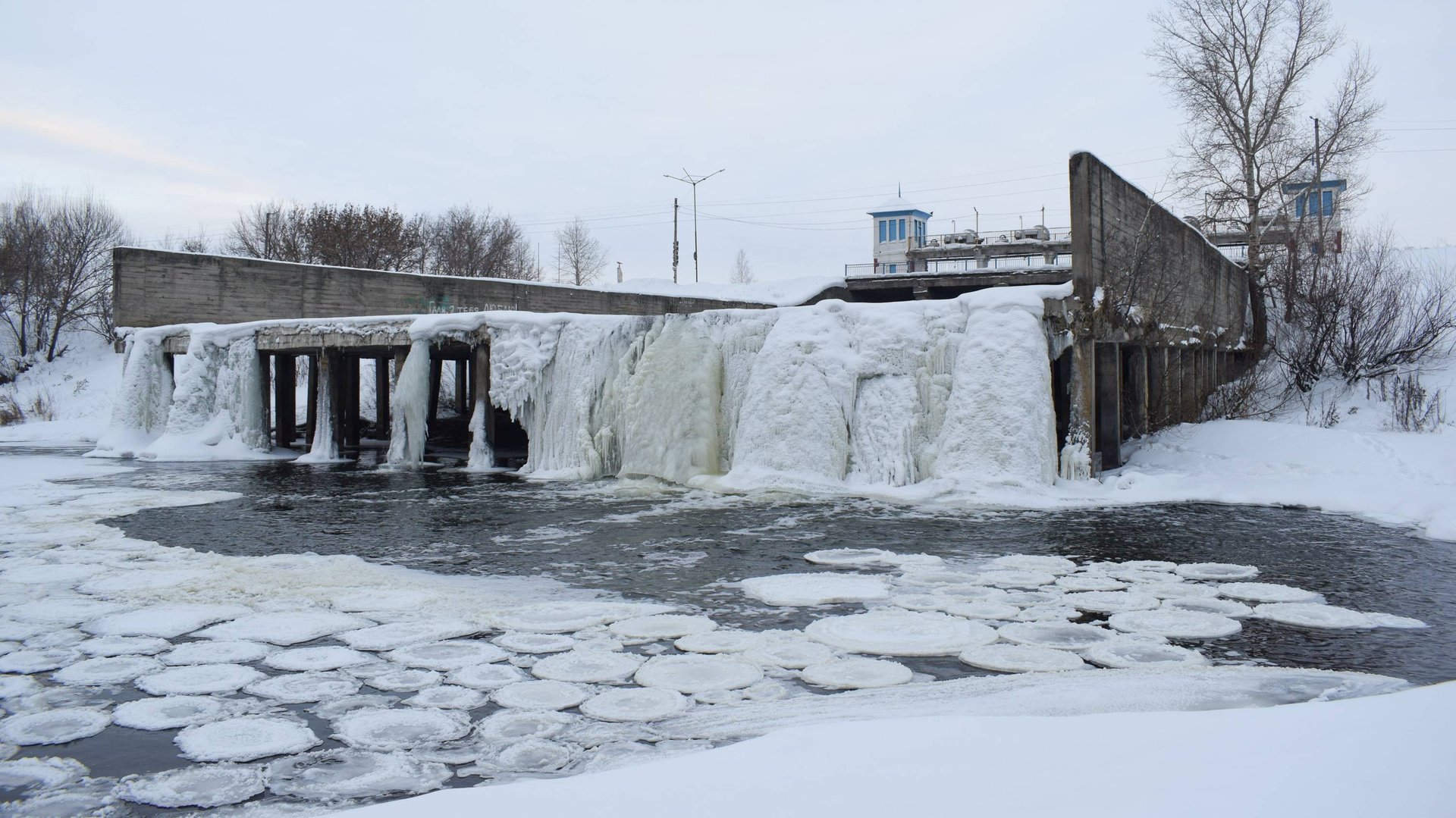 Павловск. Плотина на реке Касмала. Царство льда и холода.