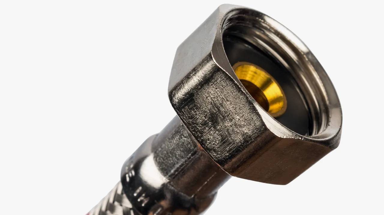 Нужно ли подматывать лён, фумленту на резьбу под гайку гибкой подводки?