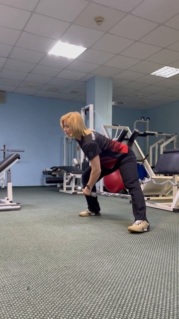 Поочерёдный боковой выпад с наклоном корпуса с гантелями