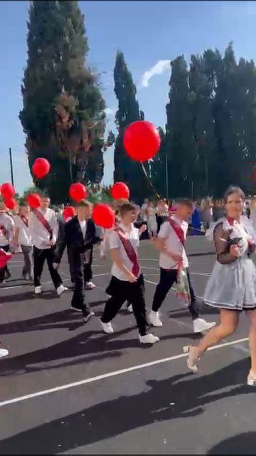 На "Последний звонок" выходят выпускники 2025.