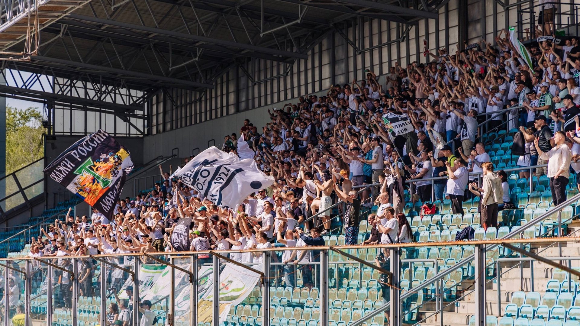 Болельщики футбольного клуба Торпедо на матче с КАМАЗом. Фанатская трибуна