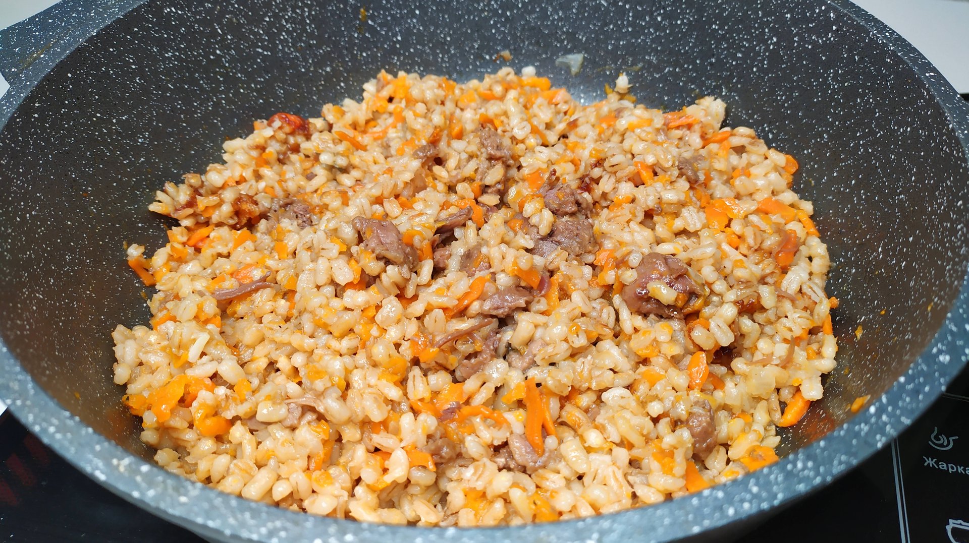 Будет сыта вся семья: перловая каша с тушёнкой на сковороде