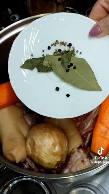 Прессованное мясо рулька