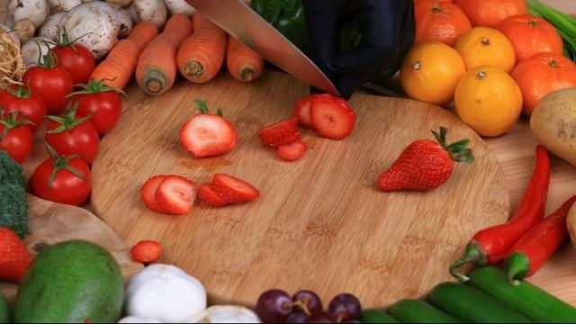 Дары природы и клубника весной. КЛУБНИЧКА очень вкусная на вид.