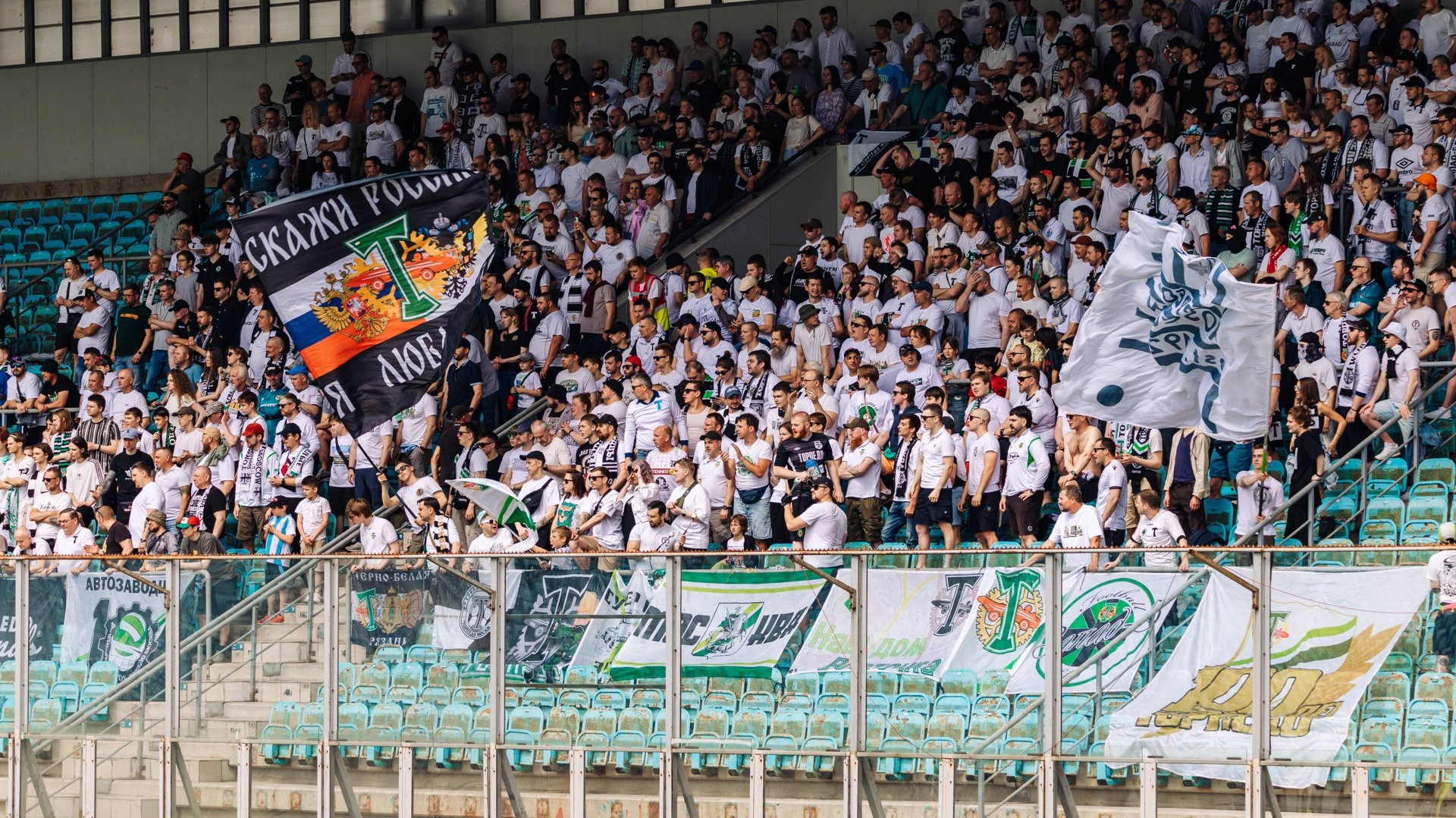 Болельщики футбольного клуба Торпедо на матче с КАМАЗом. Фанатская трибуна