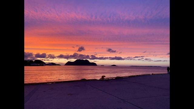 Дзё Хисаиси "Ходячий замок Хаула" "Вальс" и Д.Шостакович прелюдия №5 "Душа" .Замечательно красивые.