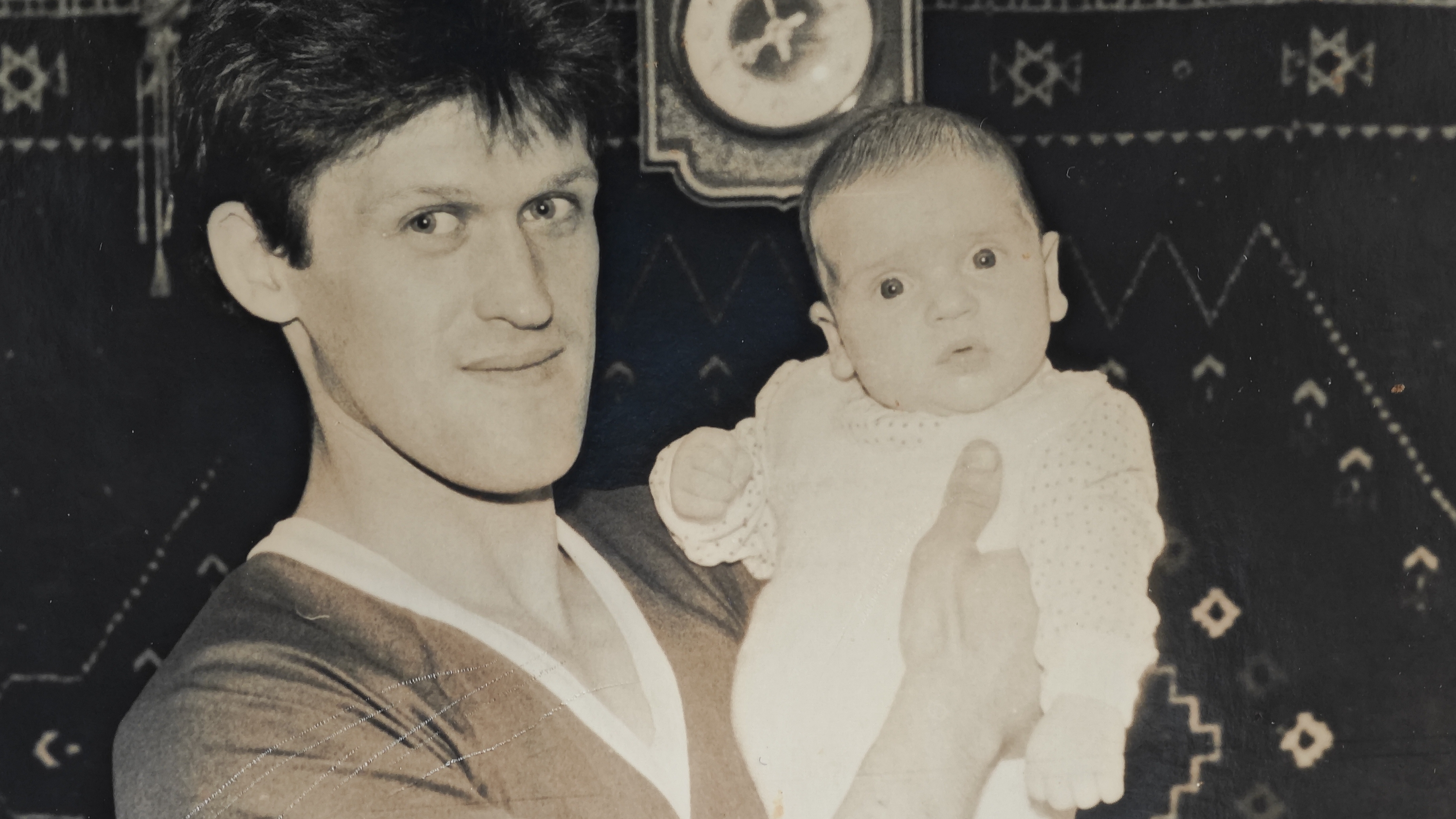 «Разговор с папой» (слова, музыка и исполнение Алексея Фадеева). А фото оживил ИИ