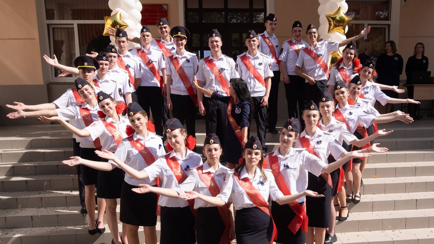 «Когда уйдём со школьного двора». Для кадет ОВД Севастополя прозвенел последний школьный звонок