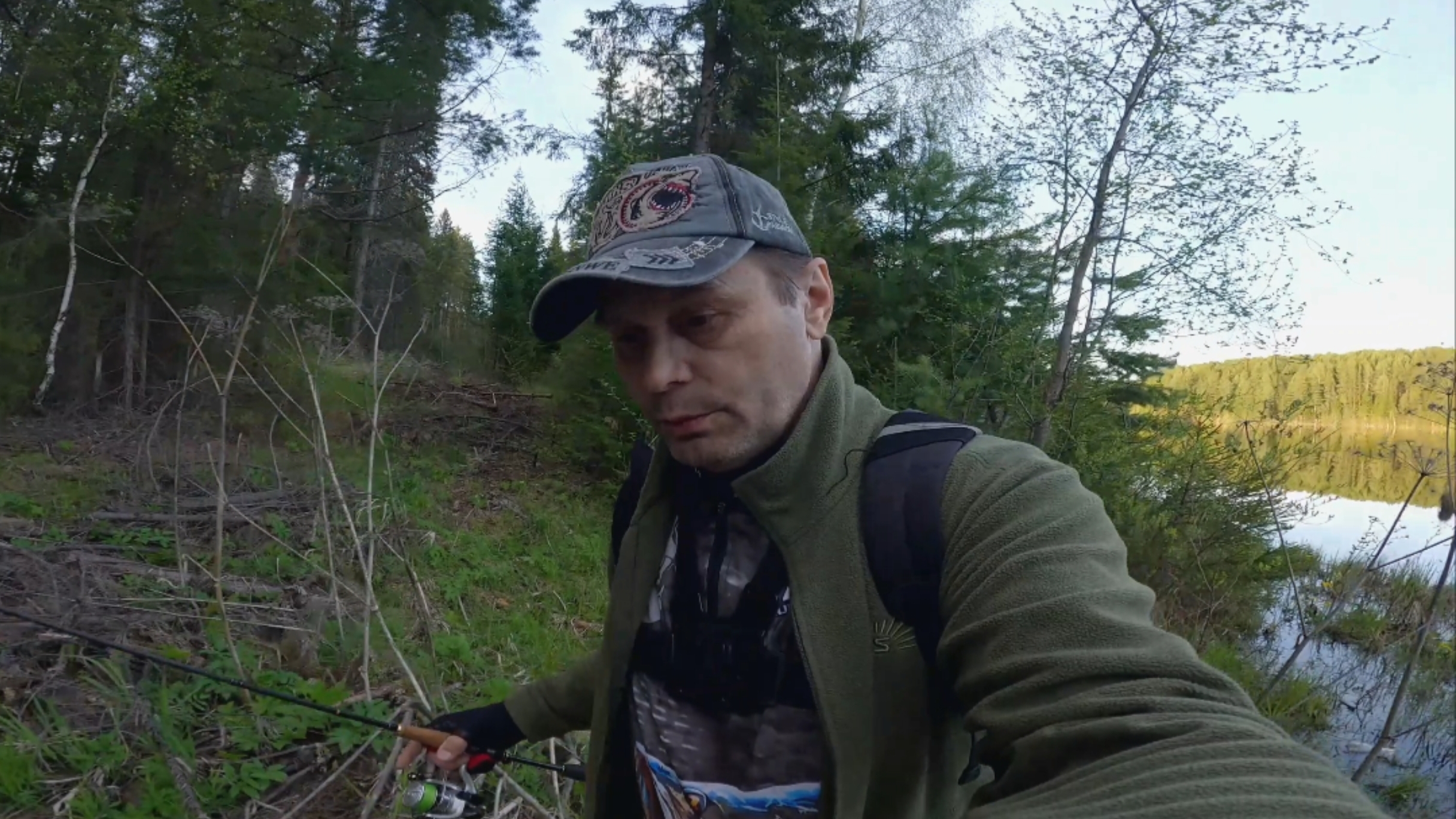 Закинул блесну, поймал мордушку. Рыбалка на  спиннинг,  таежное озеро.