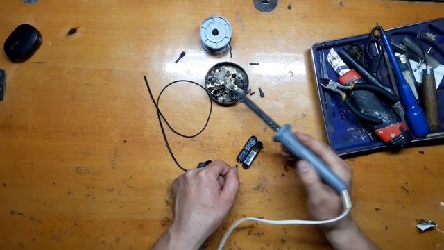 Наушники перестали играть, простой ремонт проводов на блютуз наушниках.