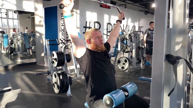 Тяга вертикального блока к груди